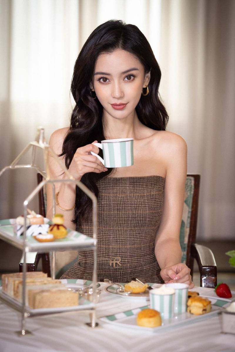 Baby Deng Chao's "uncle and niece" are in the same frame, Yang Ying wears European-style ...