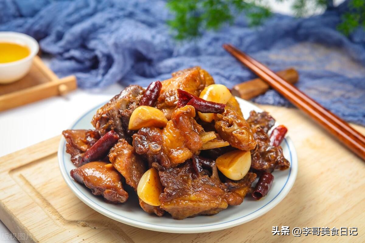 Stewed yellow chicken, delicious taste, good color and fragrance, let ...