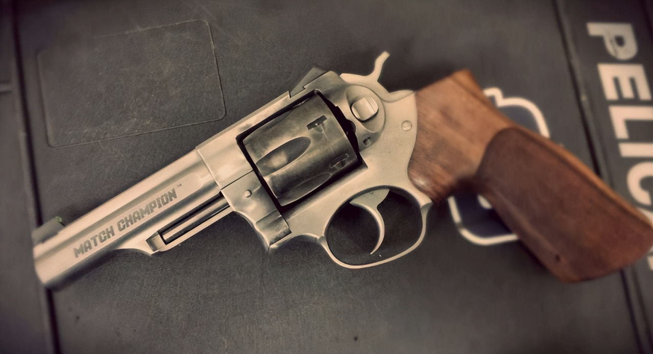 Are there more advantages or disadvantages to the revolver?Why are so ...