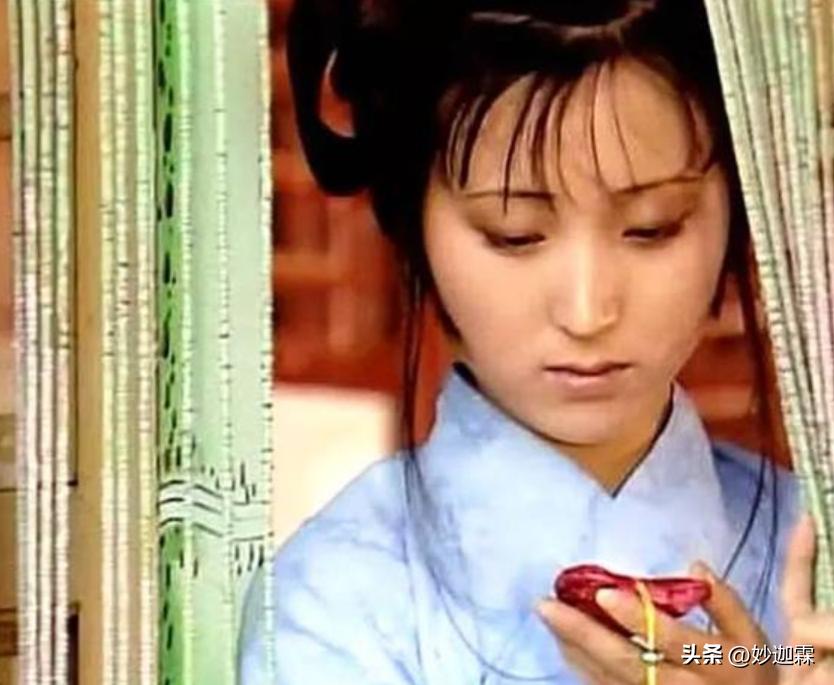 What were the common tokens of love between men and women in ancient ...