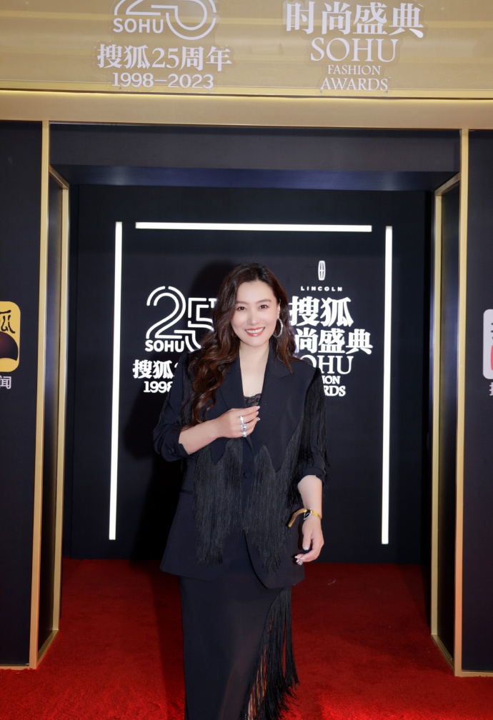 Famous female singer Tan Jing attended the event in a pure white suit ...