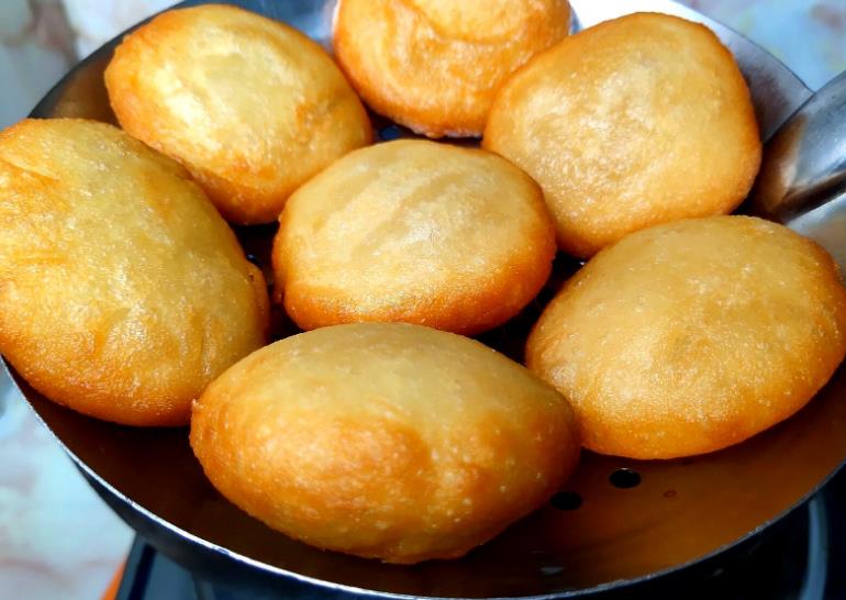 Old-fashioned fried sugar cake: a classic traditional delicacy - iMedia