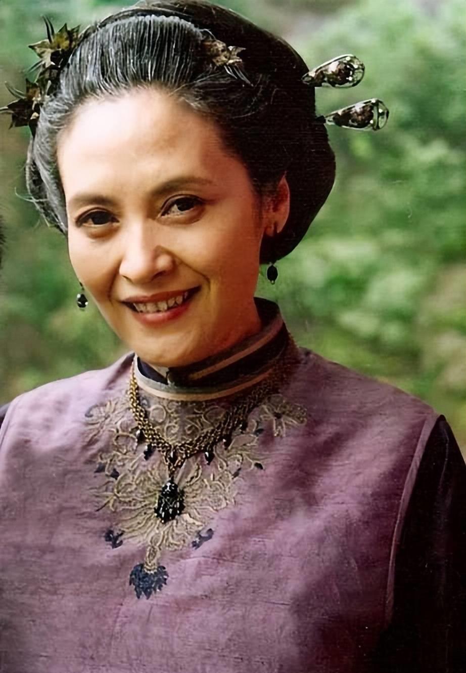 The key to maintaining charm: being inconspicuous when you are young ...