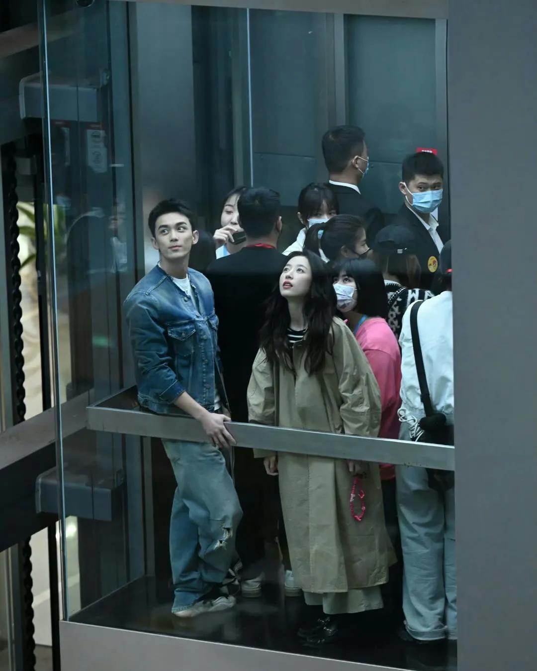 Sister and younger brother redeem each other, at that moment you become ...