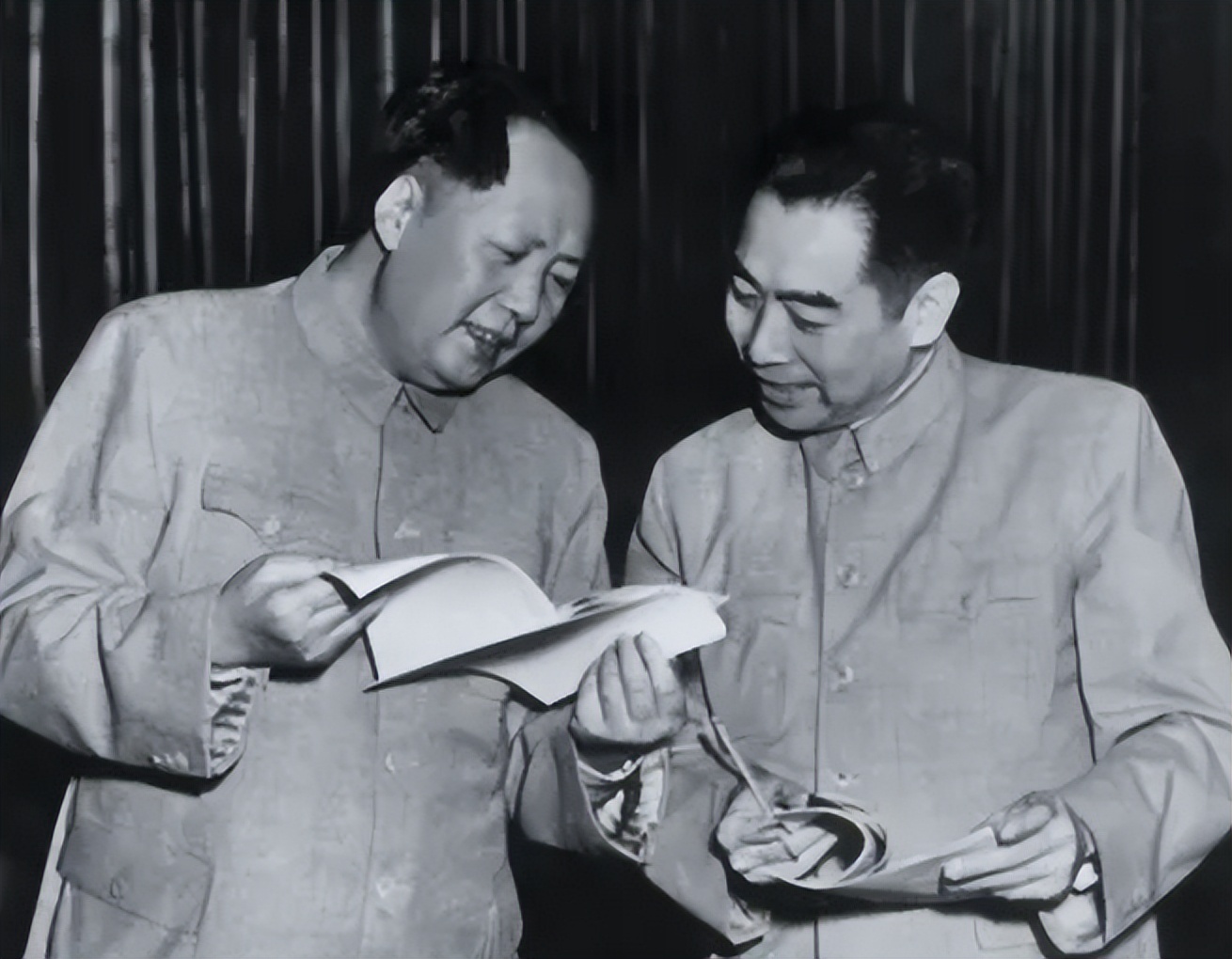 Zhou Enlai brought a telegram, Mao Zedong read it happily and said ...