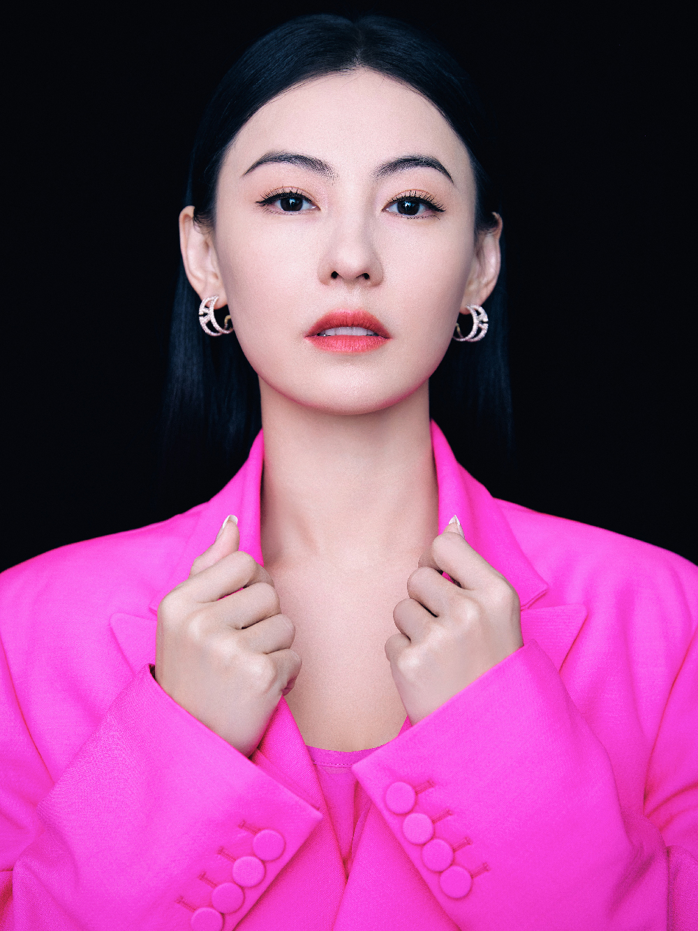 Cecilia Cheung's live broadcast is in perfect condition. The rose red ...