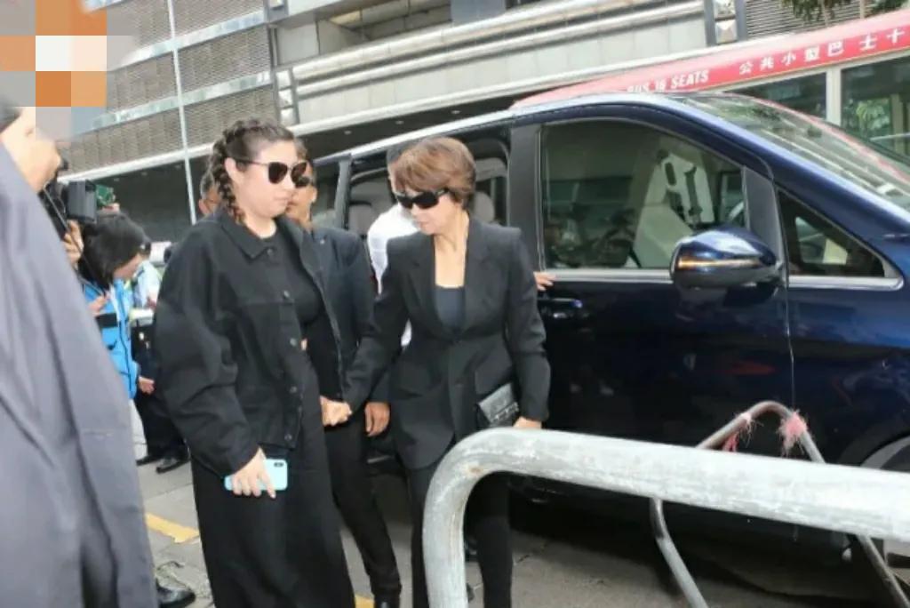 Goodbye Coco Lee, Bruce appeared in the mourning hall to bid farewell ...