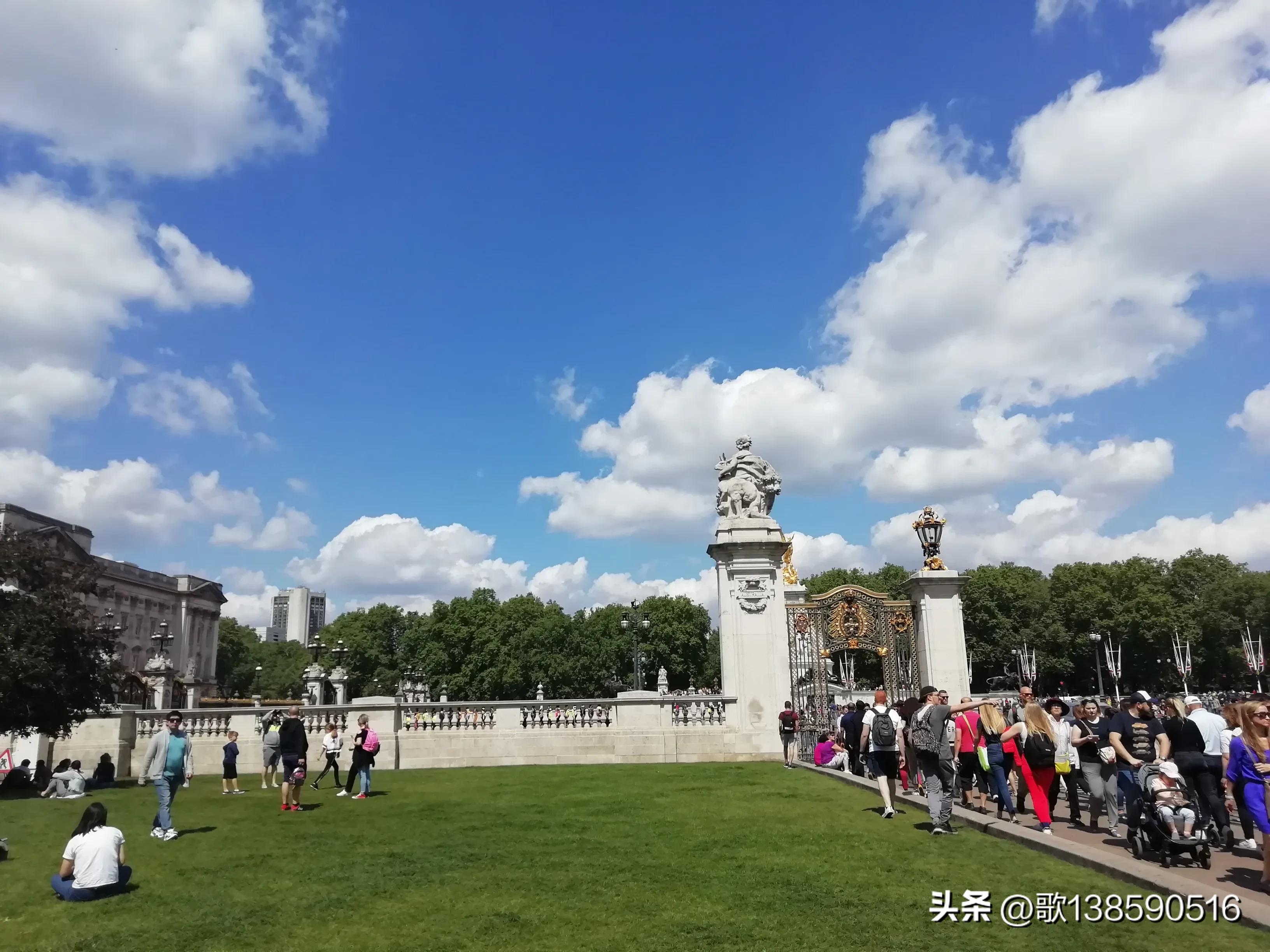 Buckingham Palace is resplendent and resplendent, the Royal Guards are ...