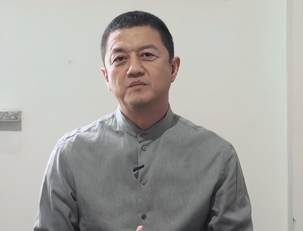 Li Yapeng has a public dinner with the problem artist!The two sat next ...