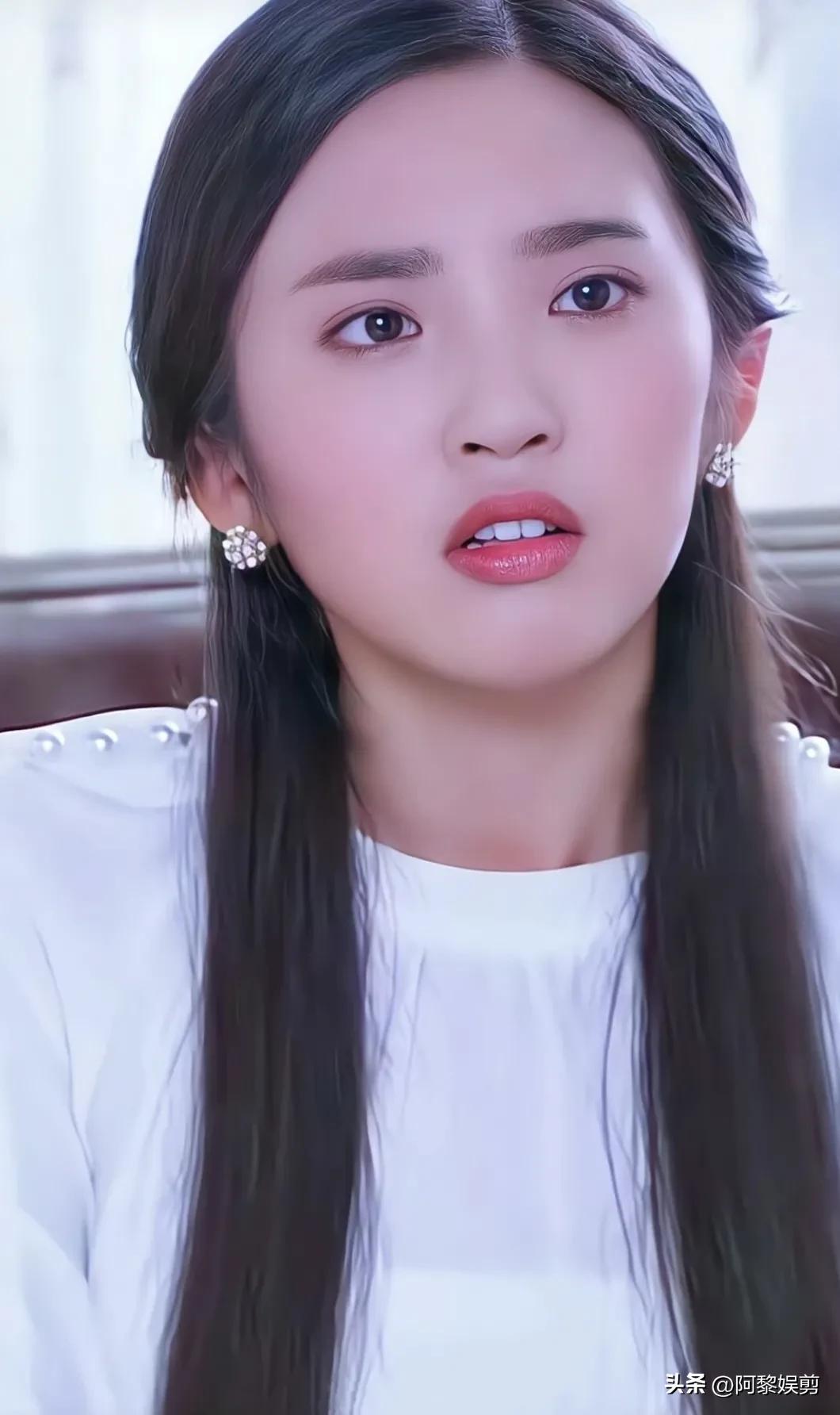 Tang Yixin's eyebrows are clear and beautiful, and the pear blossoms ...