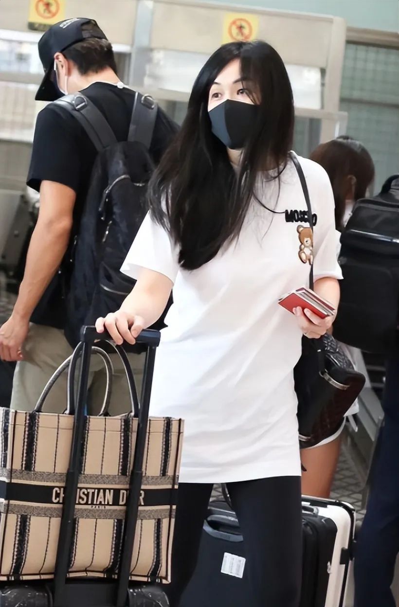 Wu Zun's family walks to the airport, the amateur wife dresses simply and can't hide her ...