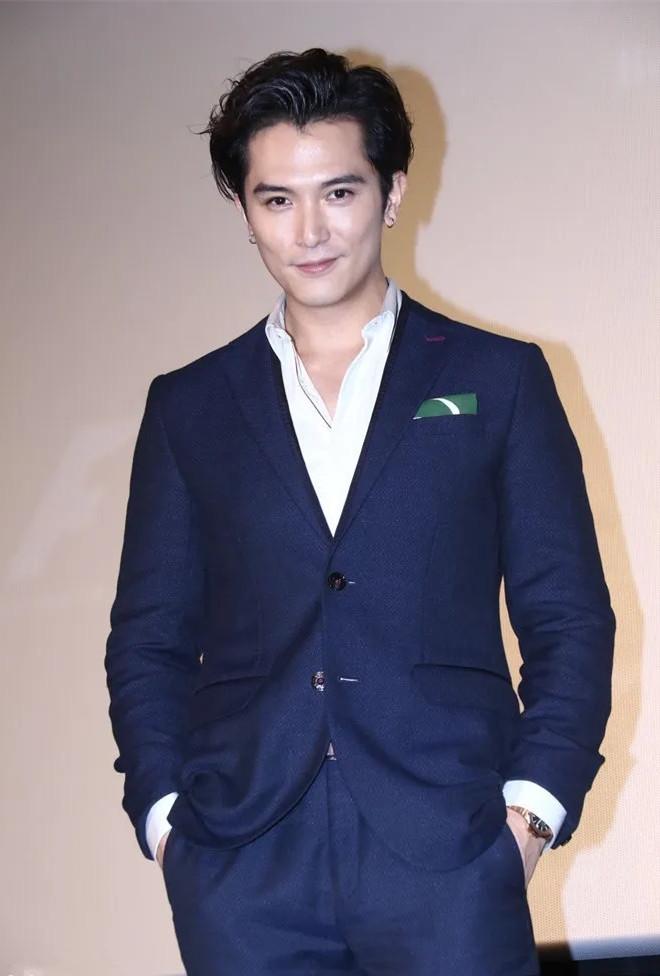 Qiu Ze made his first appearance after marriage. He was handsome in a ...