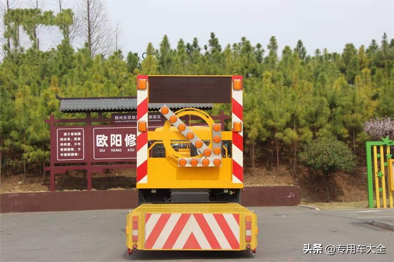 Anti-collision buffer truck Sinotruk 100K - iNEWS
