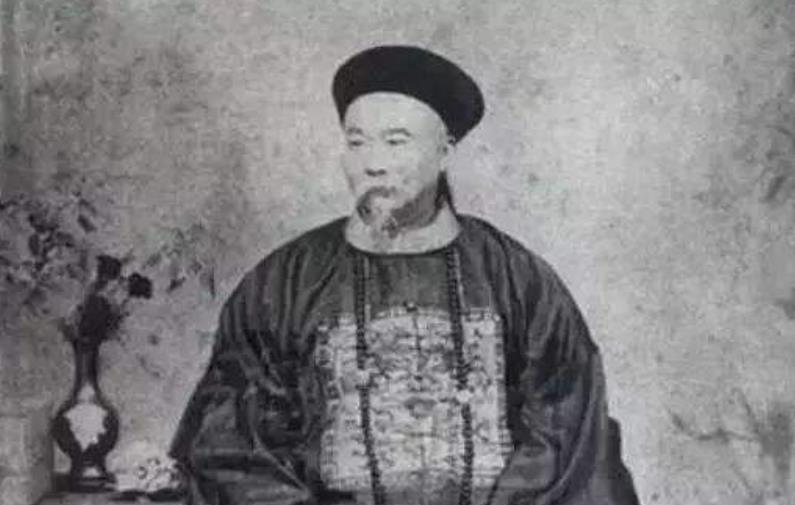 In 1989, tomb robbers blew up Zeng Guofan's tomb. After the ...