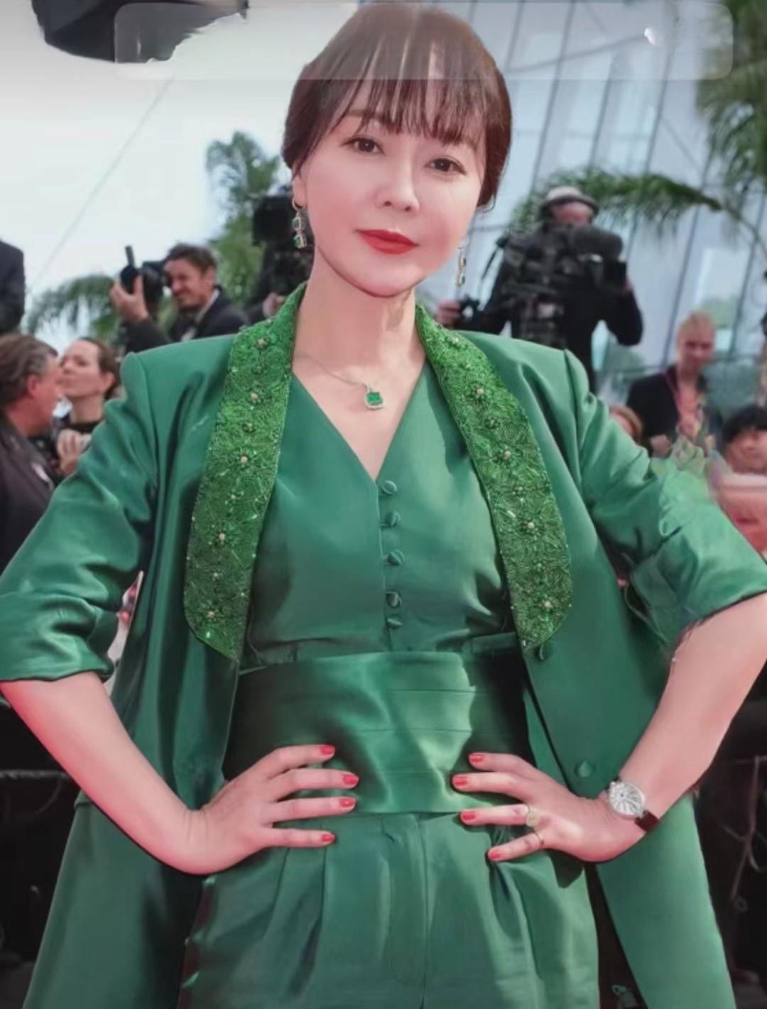 Cannes Red Carpet: Wang Xiaoqian is arrogant with her arms akimbo, her ...