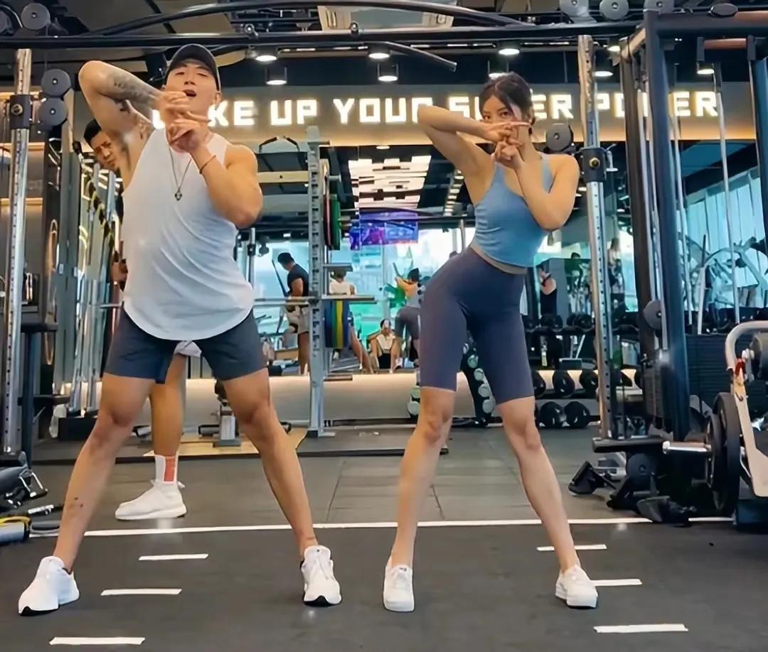 Zhao Yihuan dances with the tattooed man, his body is hot in tight yoga ...