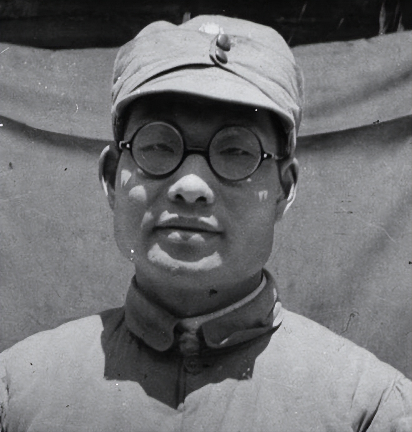 In 1949, the little soldier recognized his father in the newspaper, and ...
