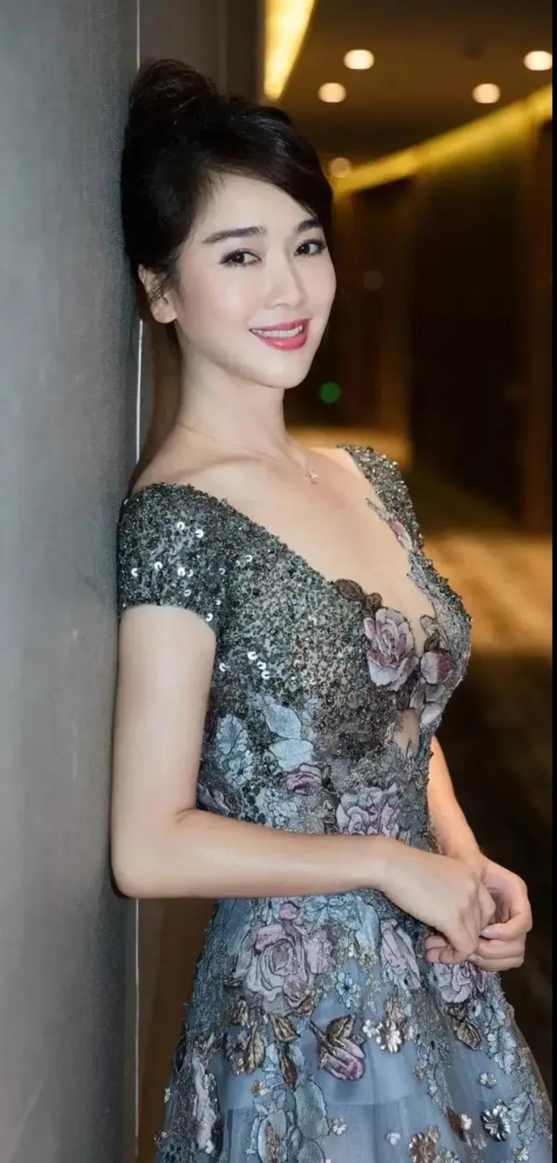 Sexy, charming and compelling Zuo Xiaoqing's photo - iNEWS