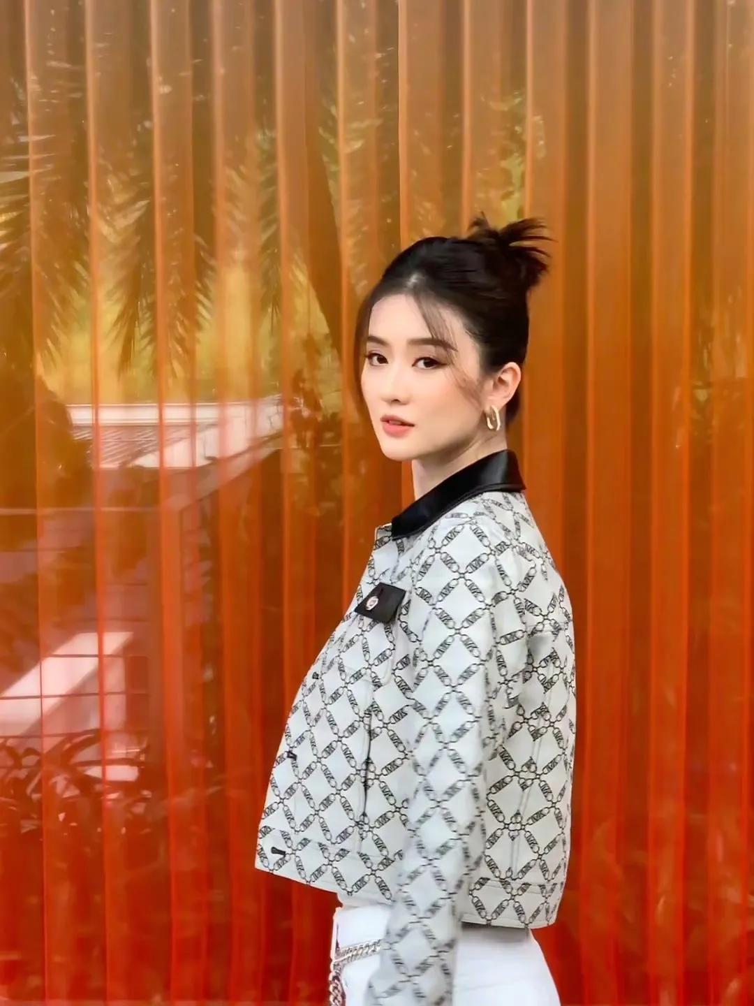 Qiao Xin's recent outfits - iMedia