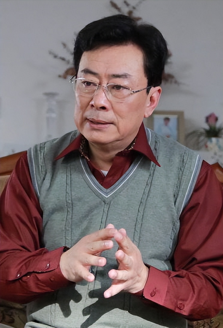 He is Hu Ge's "father": he took care of his low-minded son for 13 years ...