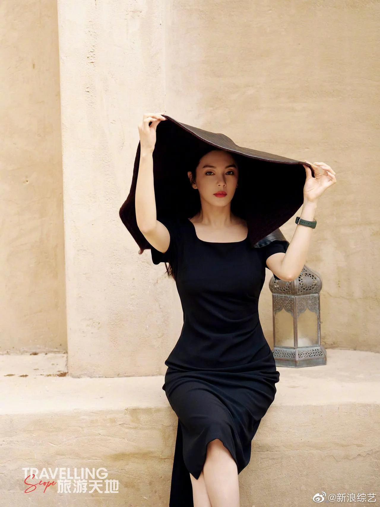 Zhang Yuqi wears a red dress so conspicuous in the desert - iMedia