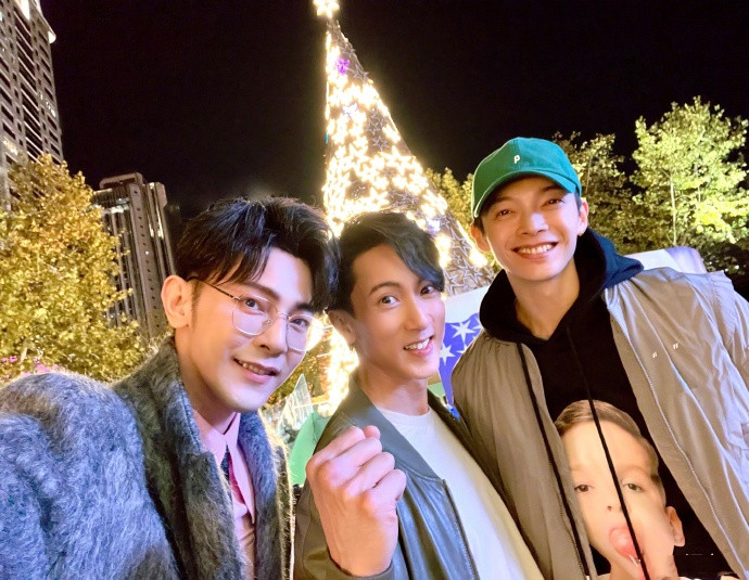 Stars celebrate Thanksgiving: Zhao Wenzhuo confessed his wife, Wu ...