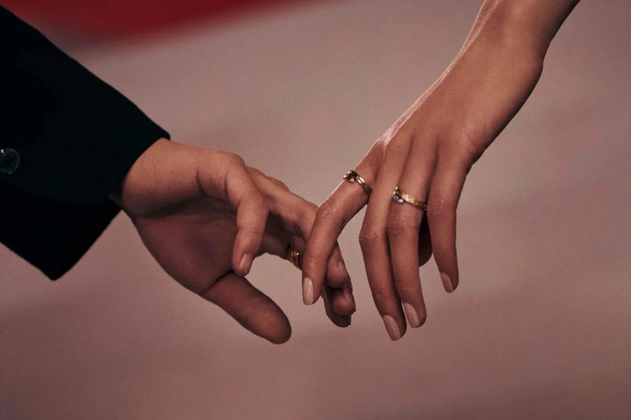 Liu Wen helped Jing Boran tidy up the necklace, her movements were ...