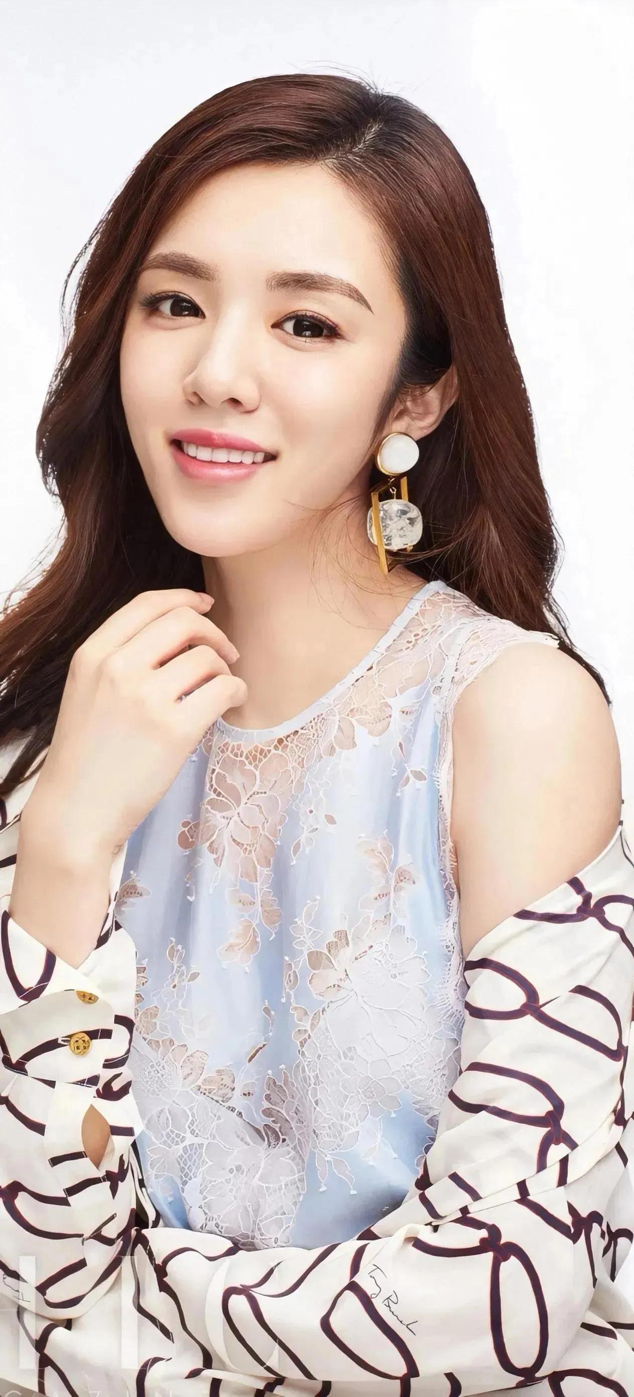 Wang Xiaochen, with fair skin and beautiful appearance, plump figure, graceful temperament, sexy ...