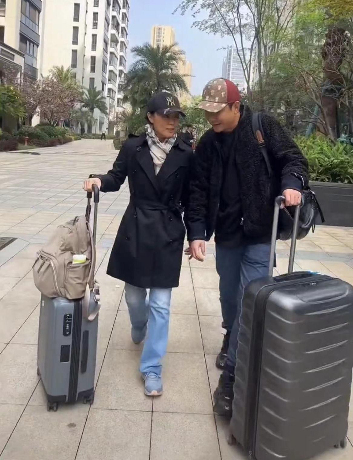 61-year-old Wu Qiong took her handsome husband back to his hometown to worship his ancestors ...