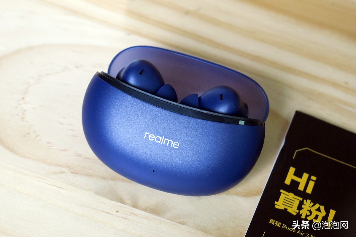 Trendy Design Ultra Light and Portable Real Me Buds Air3 Neo Picture ...