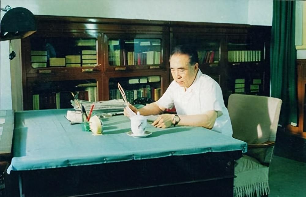Chai Yunqing is the shadow of Premier Zhou. After playing the role of ...