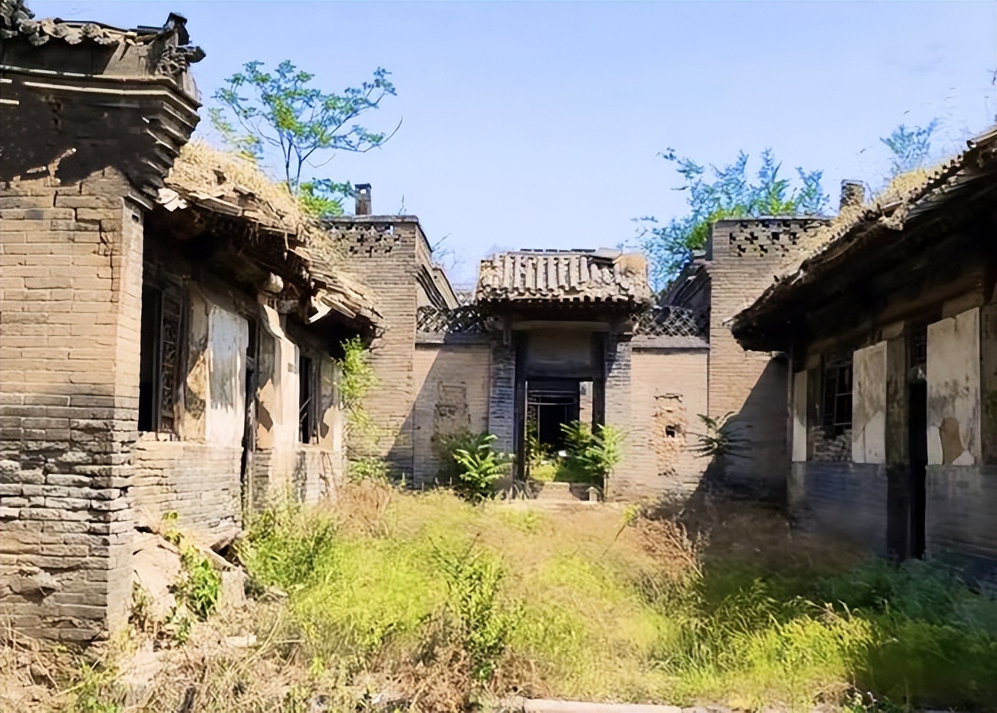 Explore the abandoned landowner's compound in the wilderness and find ...