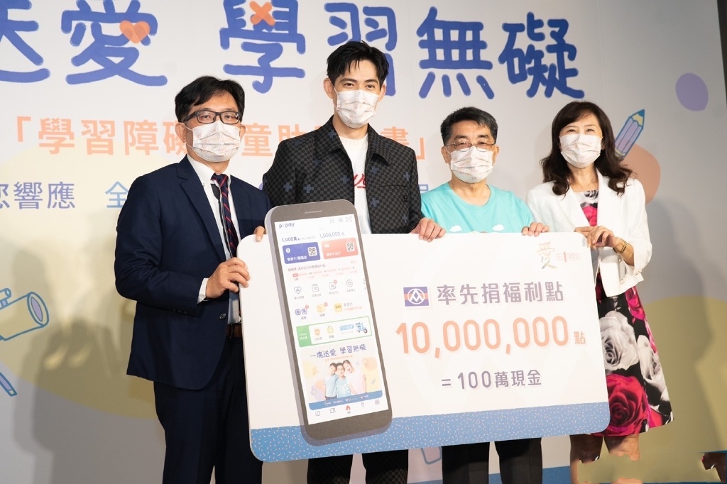 Zhou Yimin attended the event, still feeling full of youth at the age ...