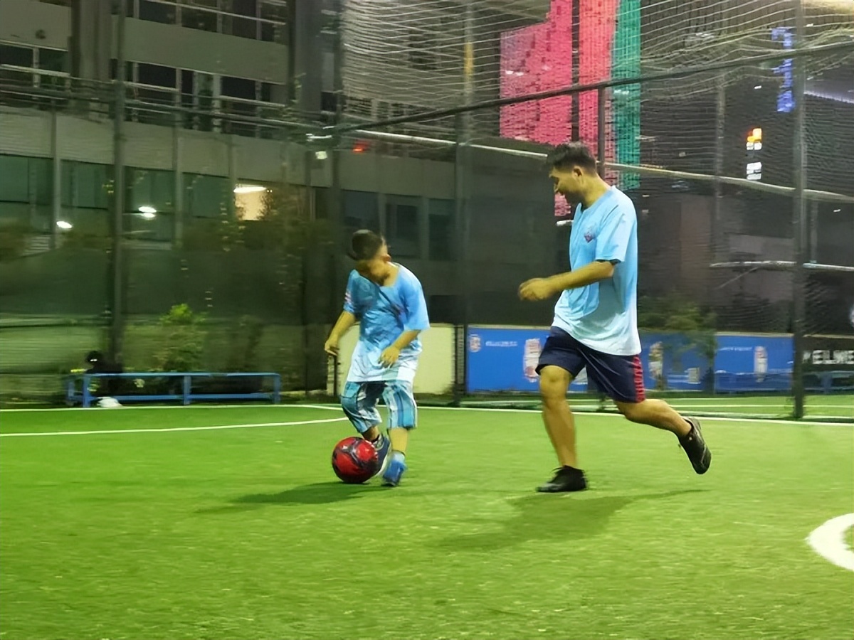 The "Father Football Team" took the children to learn discipline, line ...