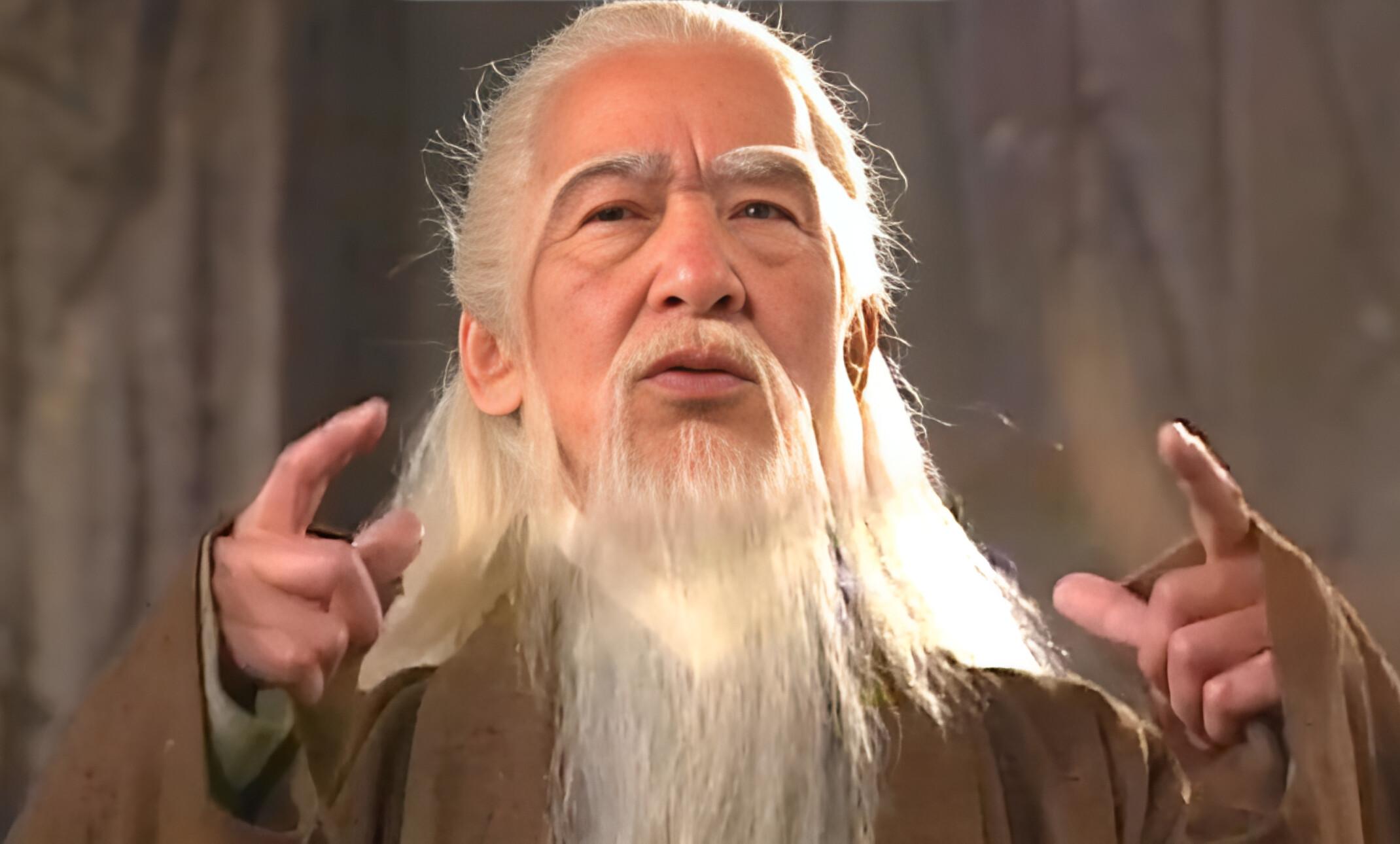 Still asking who is Dugu Qiubai?Look at his moves and read his name ...