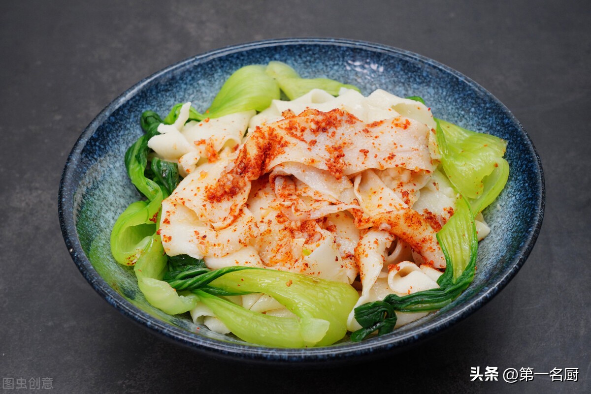 This is the authentic way of splashing noodles with oil. Once boiled ...