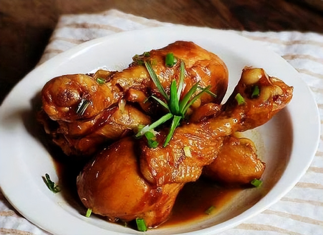 The simplest way to make braised chicken legs, full of flavor and red ...