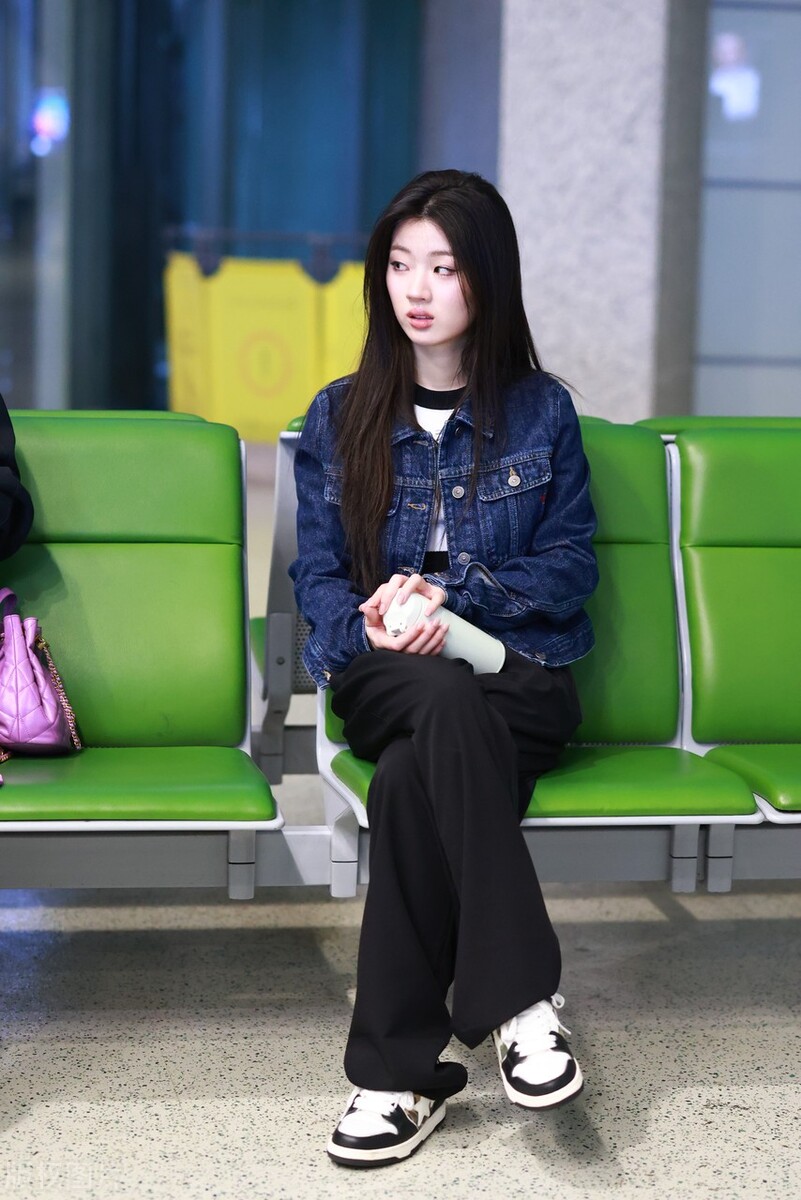 Shan Yichun departed from Shanghai Airport wearing a short denim jacket ...