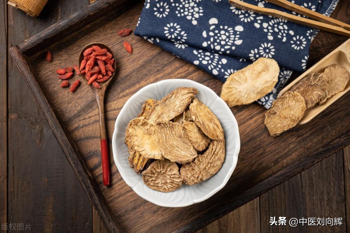 Simple two flavors of traditional Chinese medicine soaked in water to ...