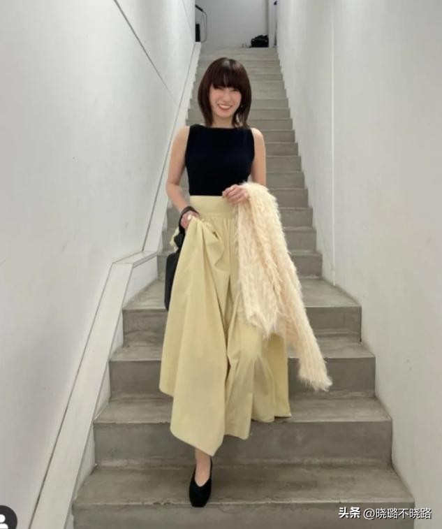 This year, there is a popular way to wear: "narrow at the top and wide ...