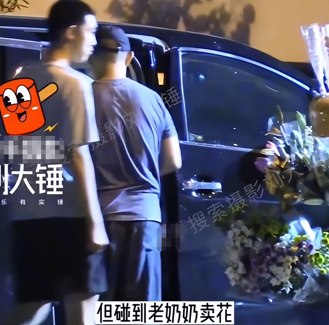 Jiang Wen and his son eat Korean food. The 14-year-old Jiang Jiro is ...