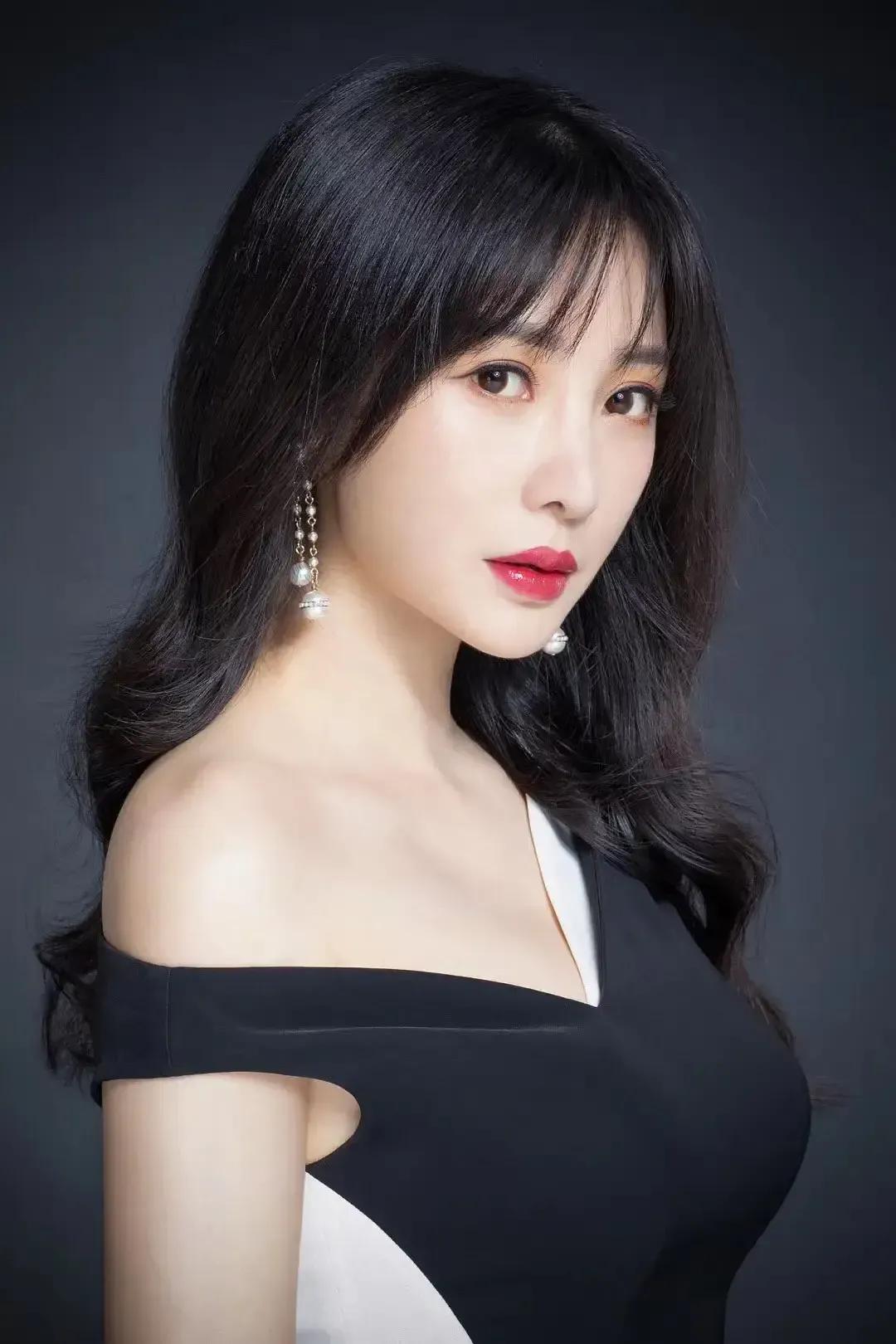 Share pictures - beautiful goddess Liu Yan - iNEWS