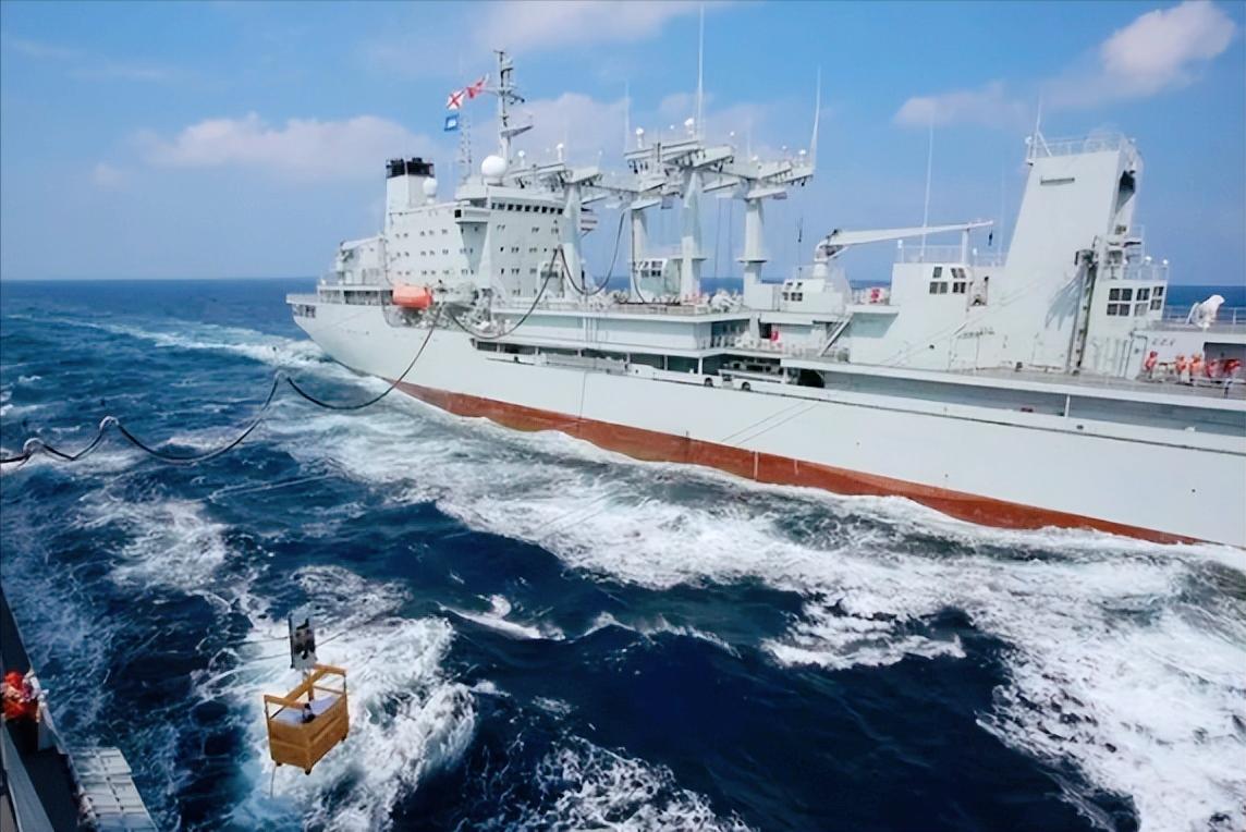 China's Type 901 supply ship, with a displacement of 40,000 tons, is an ...
