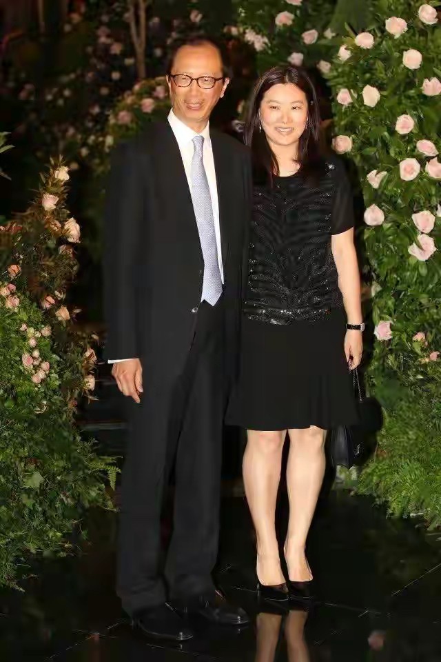 Fu Mingxia and her 26-year-old husband go shopping, wearing a red face ...