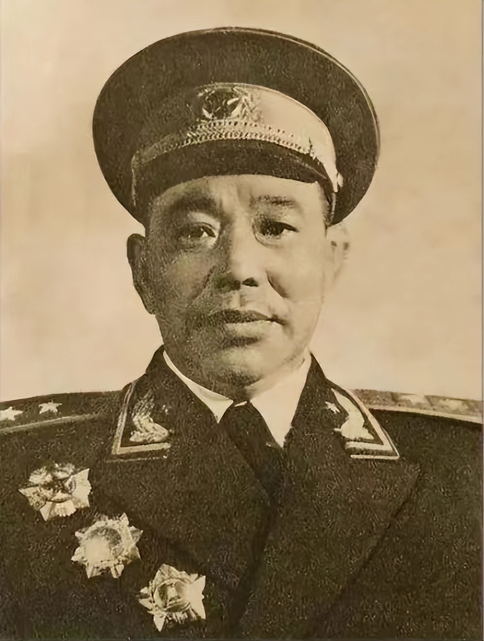 In 1952, the "Ma Family Army" rebelled again, and Mr. Peng angrily ...
