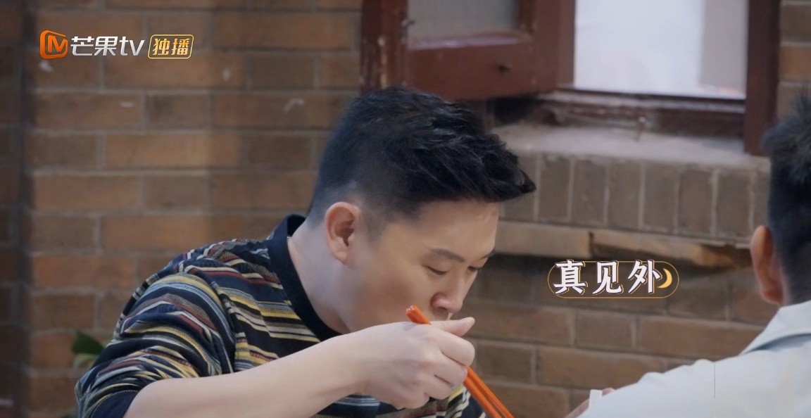 In "Night in Big Wan Chai", Ouyang Jing is actually the real social ...