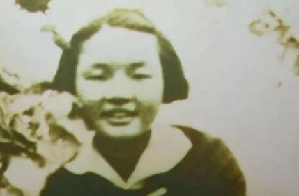 A beautiful red agent visits her paralyzed mother and is trapped by Dai ...