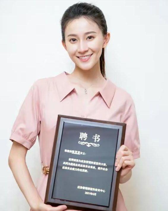 Sun Yang's 25-year-old girlfriend looks so beautiful! Wearing a pink ...