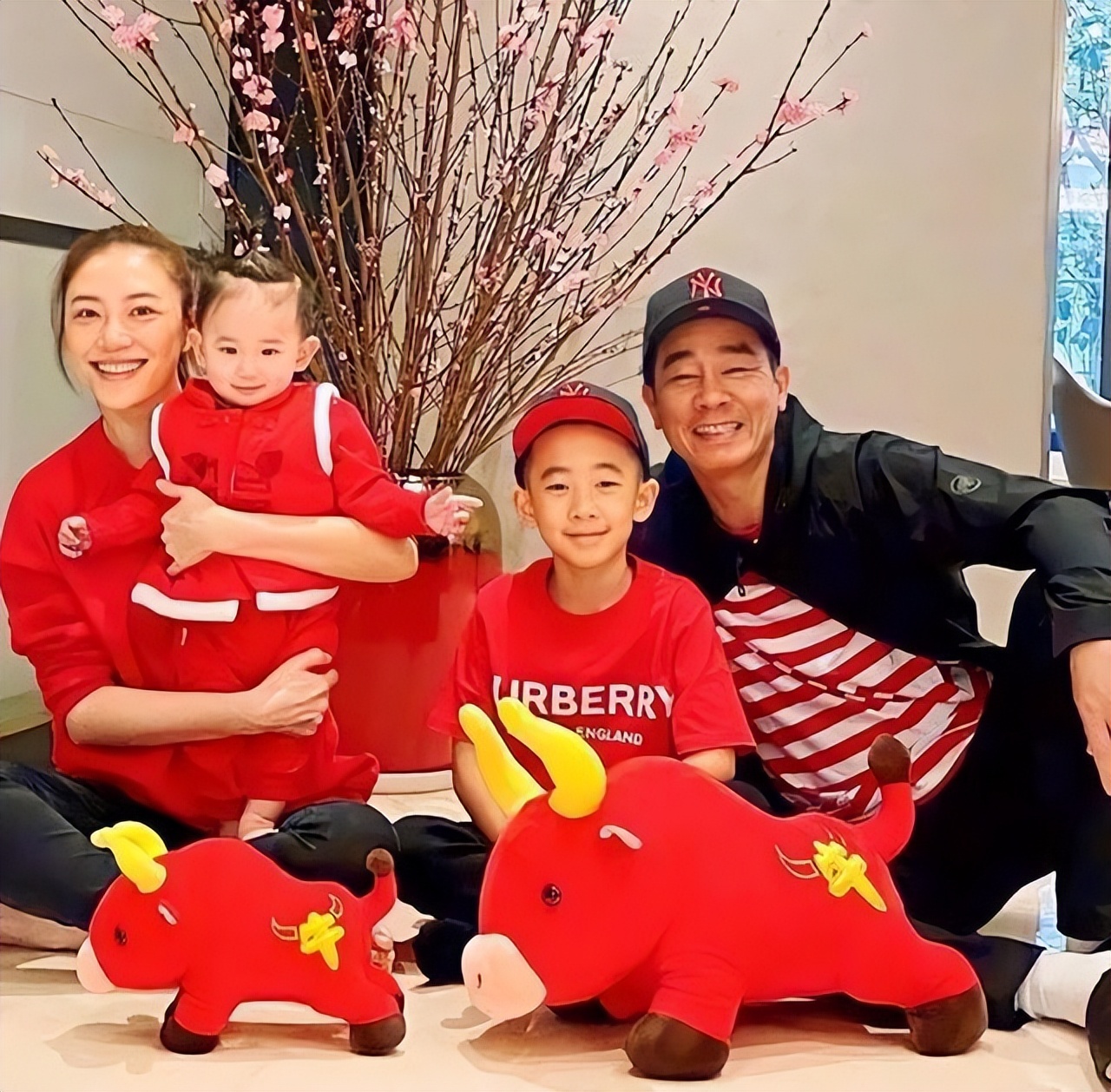 Cherrie Ying takes her two sons on a trip!Holding the baby with one ...