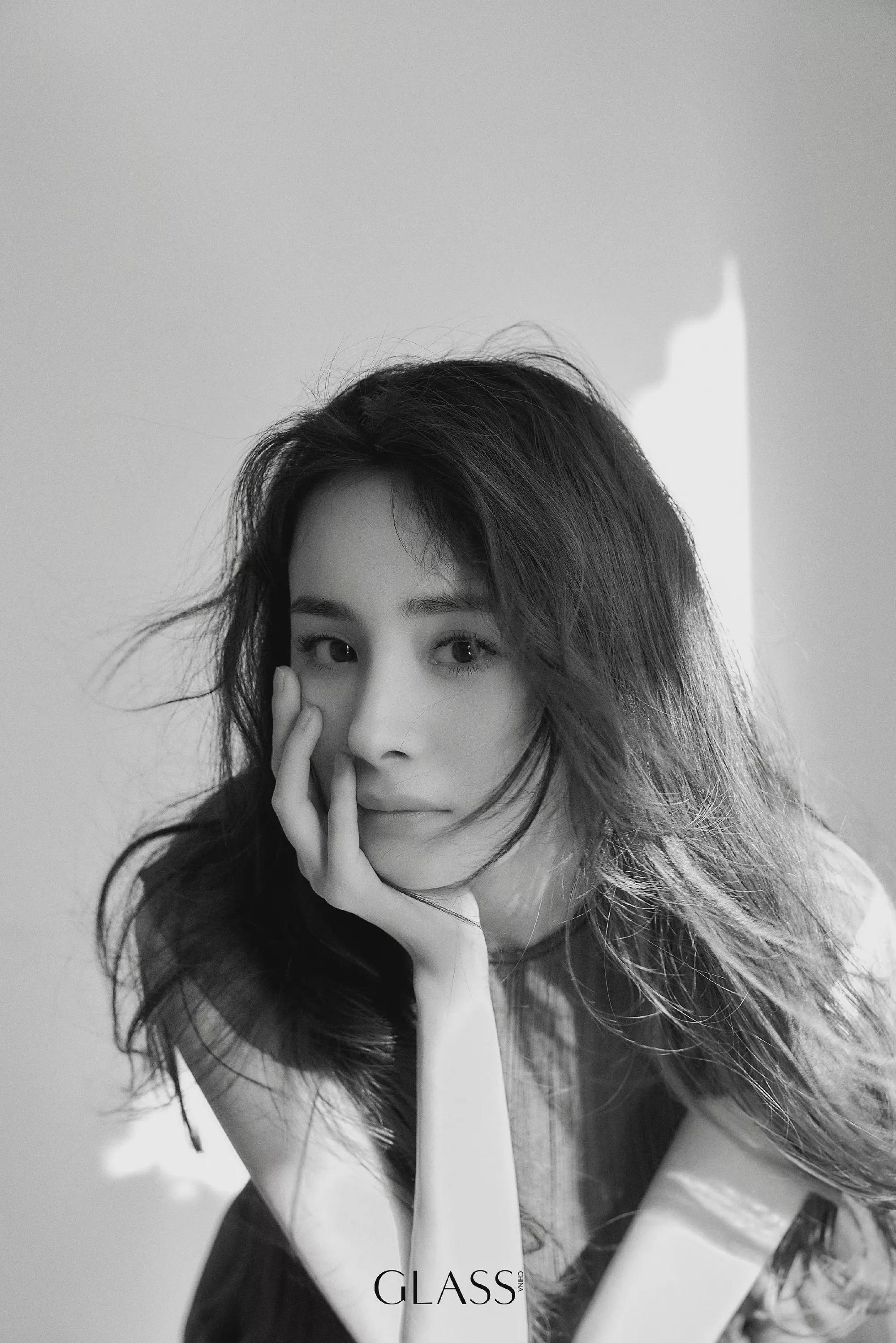 Yang Mi's latest magazine style is pure and lustful - iNEWS